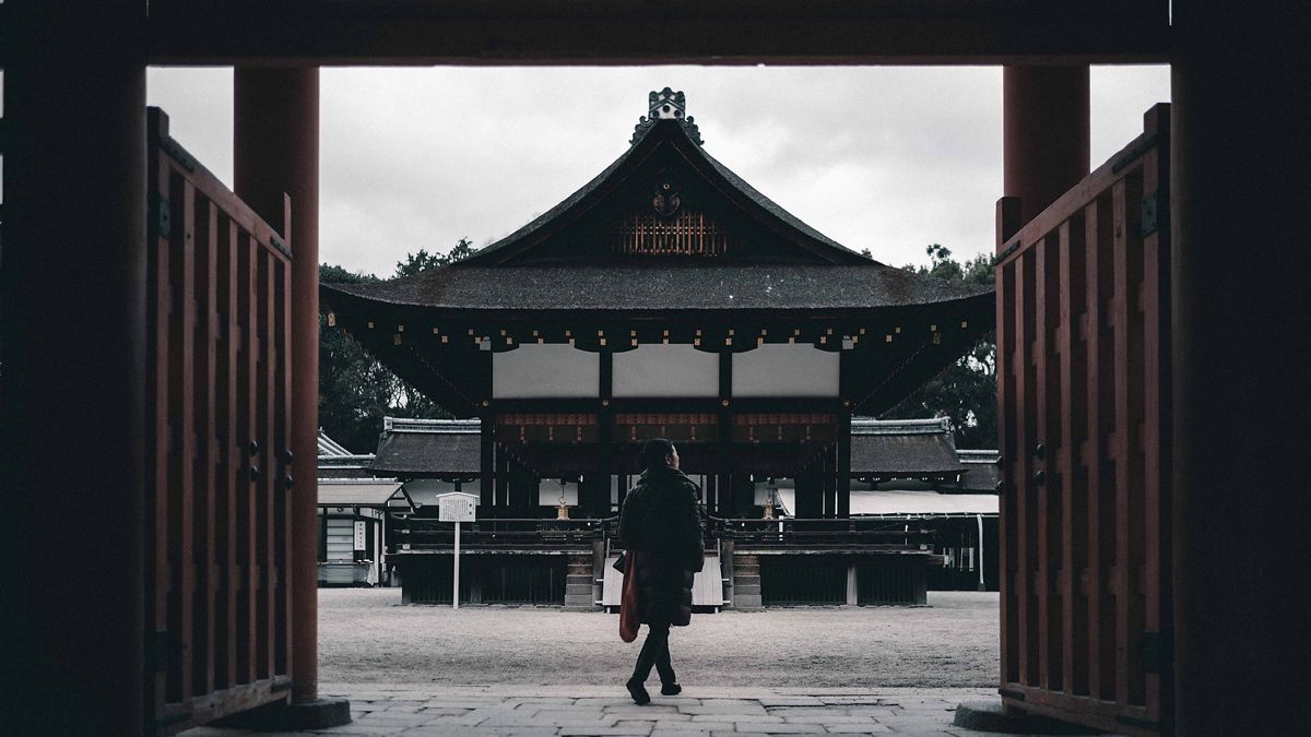 Photographer Taro Moberly captures the contrasting cultures of Kyoto in ...