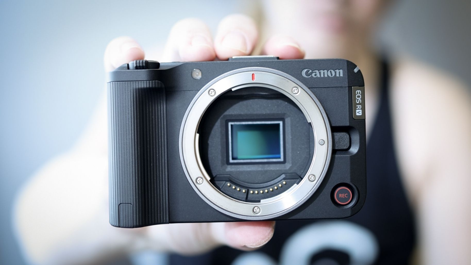 Canon: “The EOS R50 V is the beginning of a new series” of cameras ...