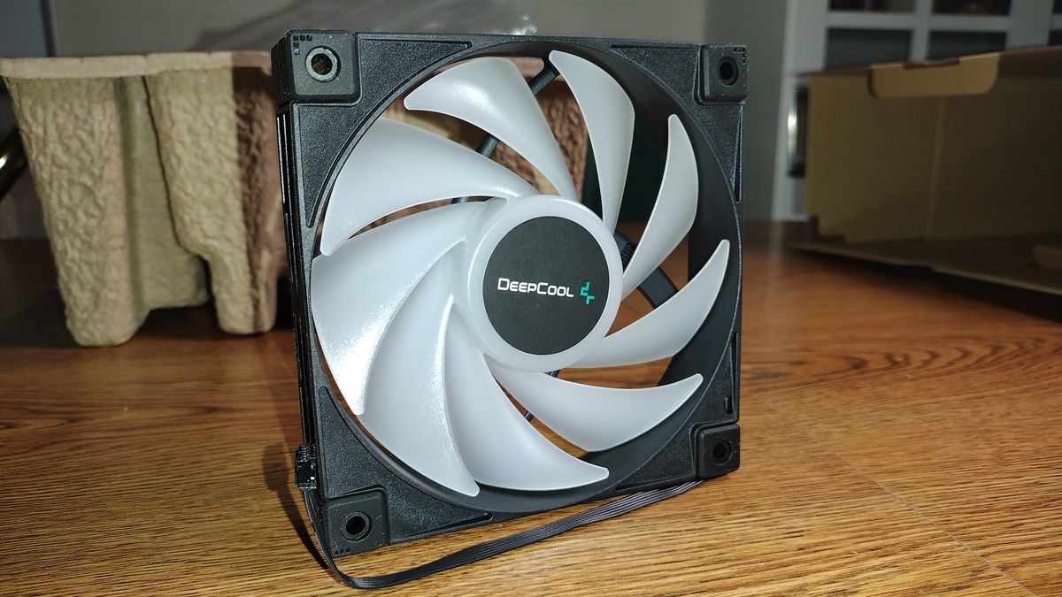 DeepCool LS320 Review: Small Size, Medium Bite | Tom's Hardware