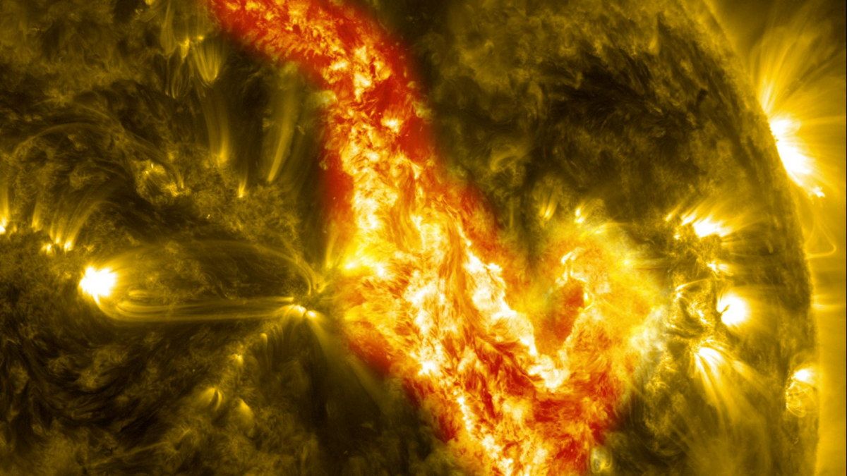 Spectacular 'Canyon of Fire' Rips Across the Sun in NASA Video | Space