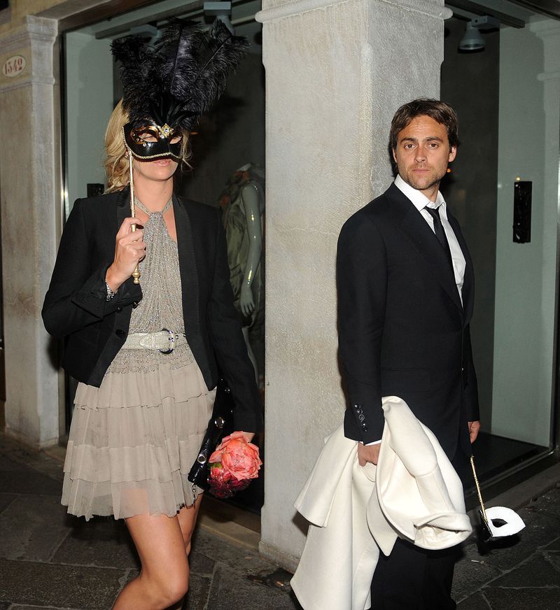 Celebrities in Disguise - Celebrities Going Incognito in Public and Not ...