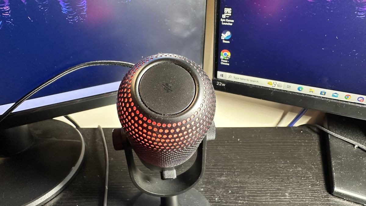 Razer Seiren V3 Chroma review: "RGB does have a function here ...