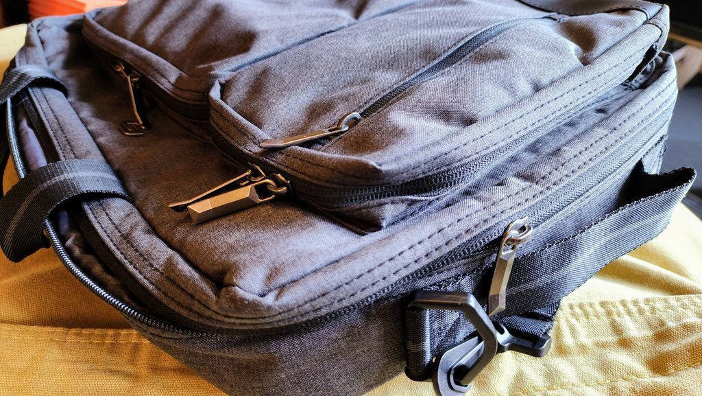 Solo New York Duane Hybrid Briefcase review | Laptop Mag