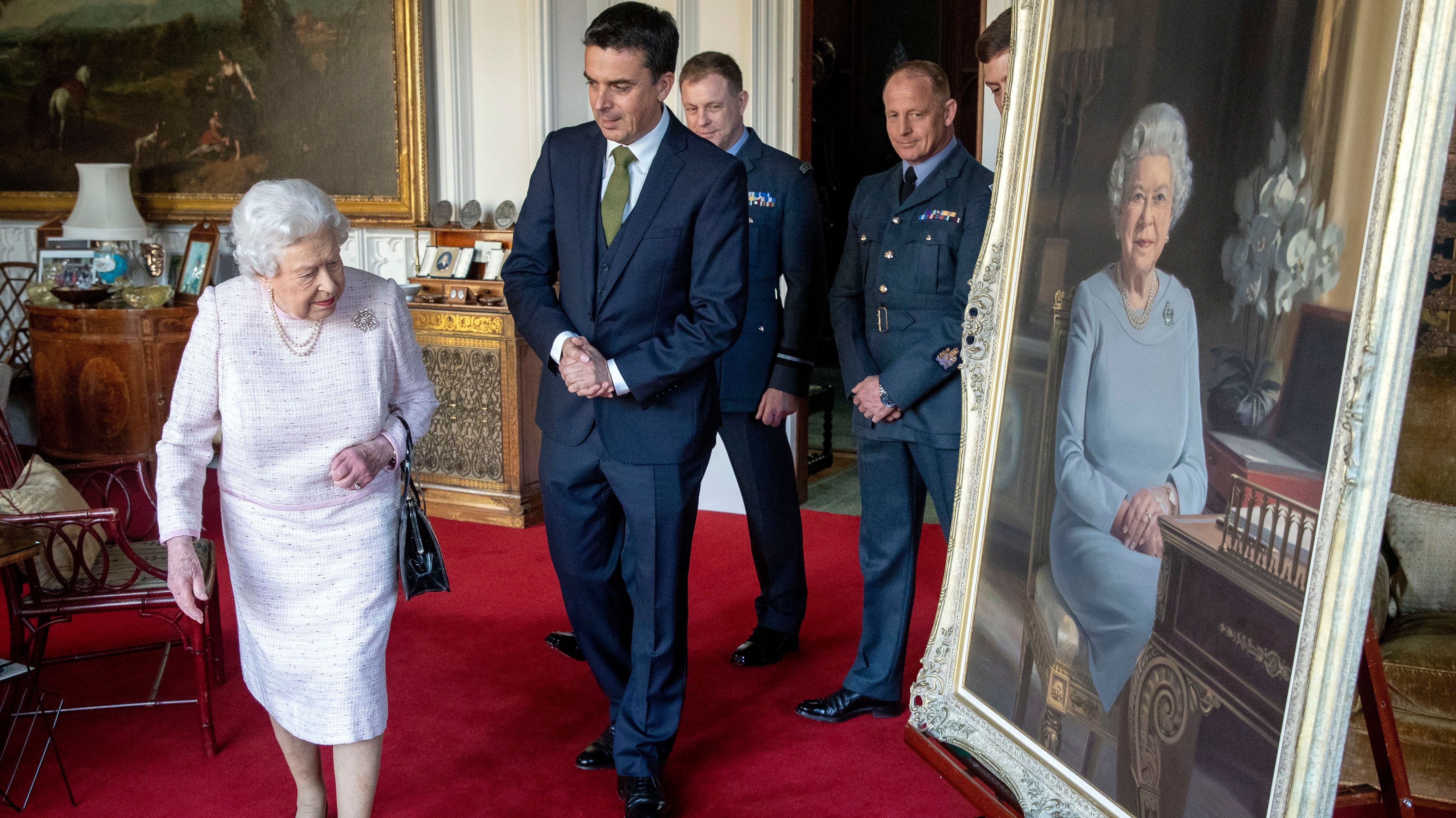 La reine Elizabeth a l'air incroyablement royale dans son nouveau ...