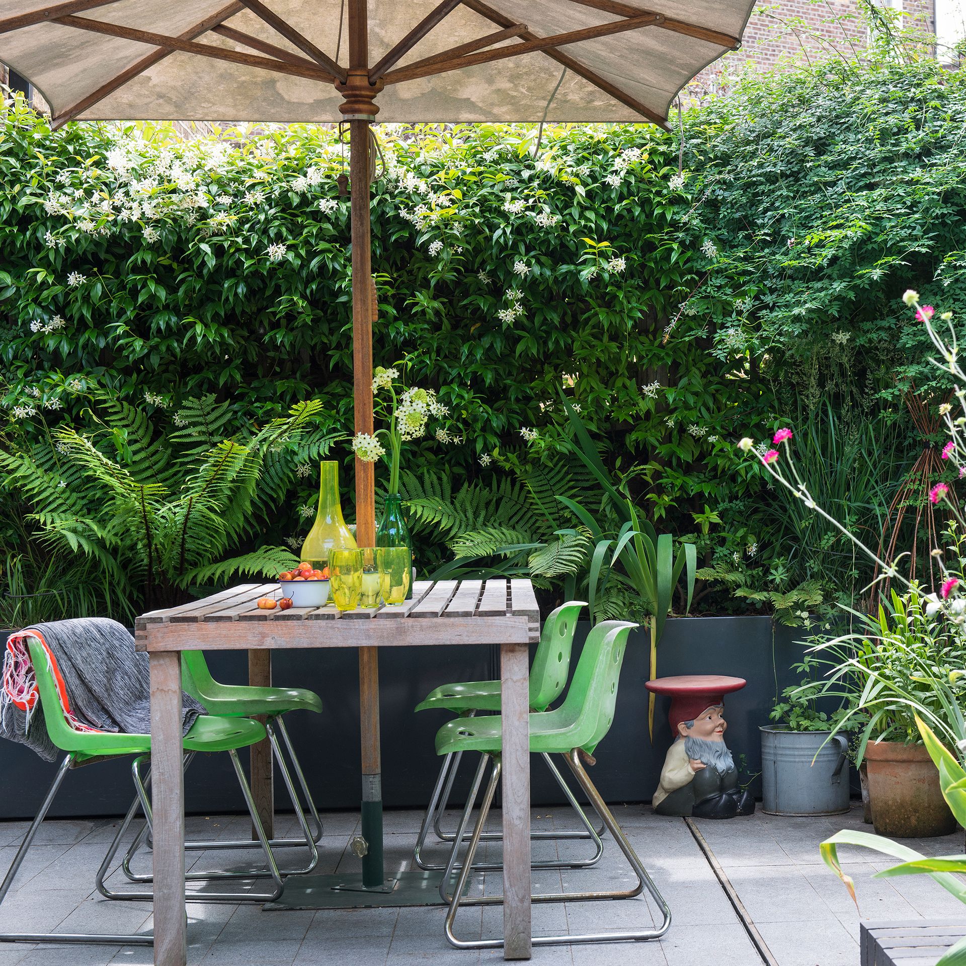 Can I cut my neighbour's hedge? Where you stand legally | Ideal Home