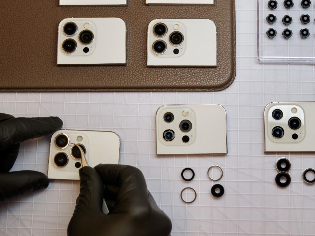 Never-before-seen images reveal exclusive look inside Apple's secret HQ ...