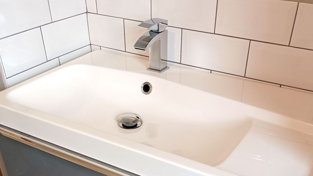 How to replace a tap — change an old faucet for a new fitting ...