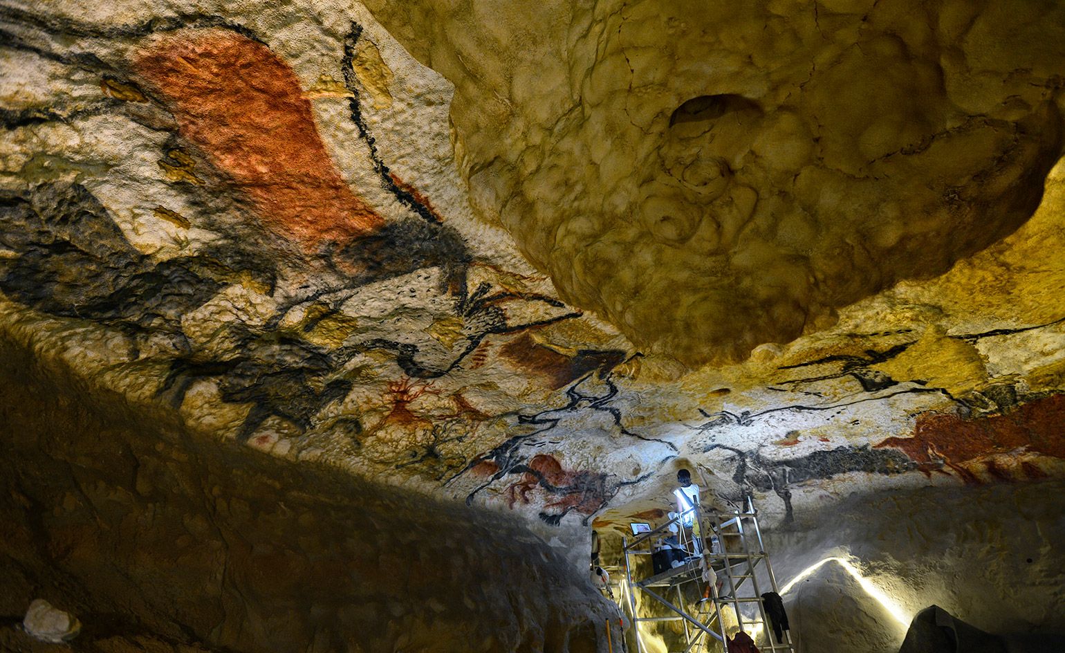 Snøhetta's new cave painting centre reveals Lascaux's masterworks ...