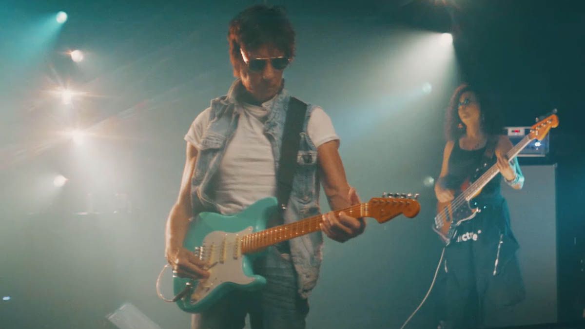 Watch Jeff Beck perform Link Wray’s rock ’n’ roll classic Rumble on a ...