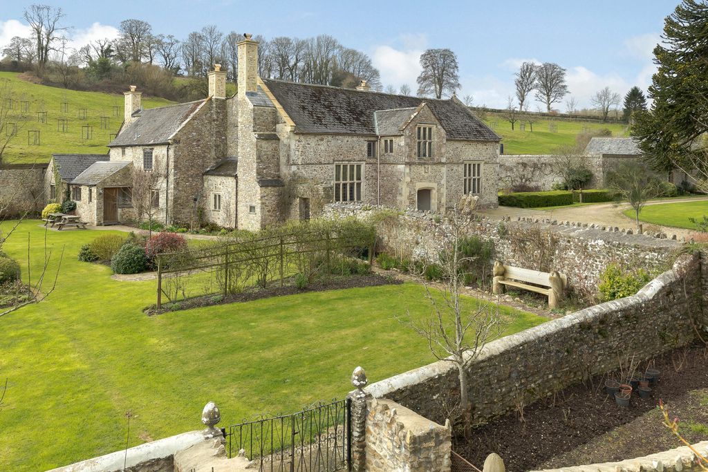 A spectacular Elizabethan manor house with long views of the Devon ...