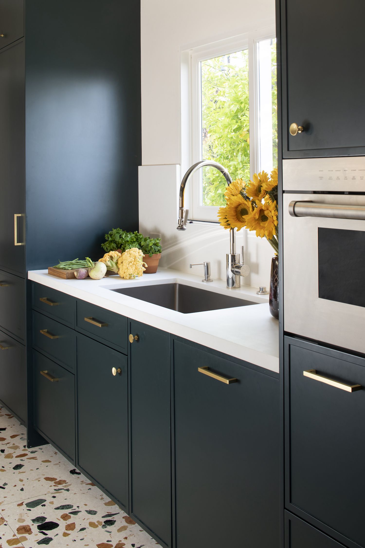 10 kitchen faucet trends for 2023 - finishes, shapes, styles | Livingetc