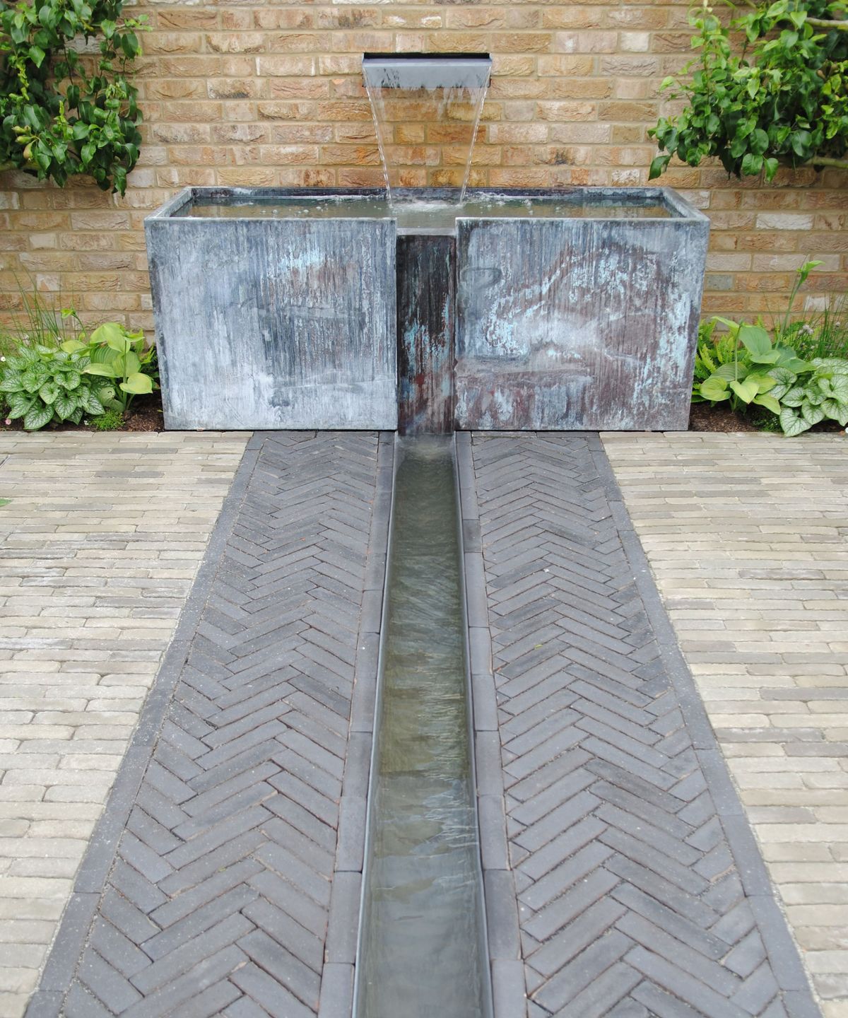 8 inspirational water feature ideas for every garden space | Homebuilding