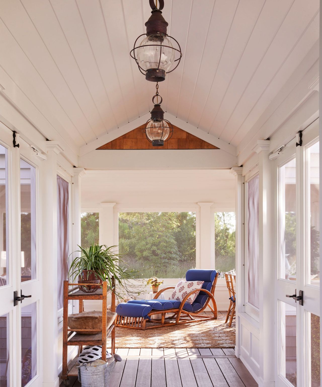 This stylish Nantucket home gives classic coastal themes a refreshing ...