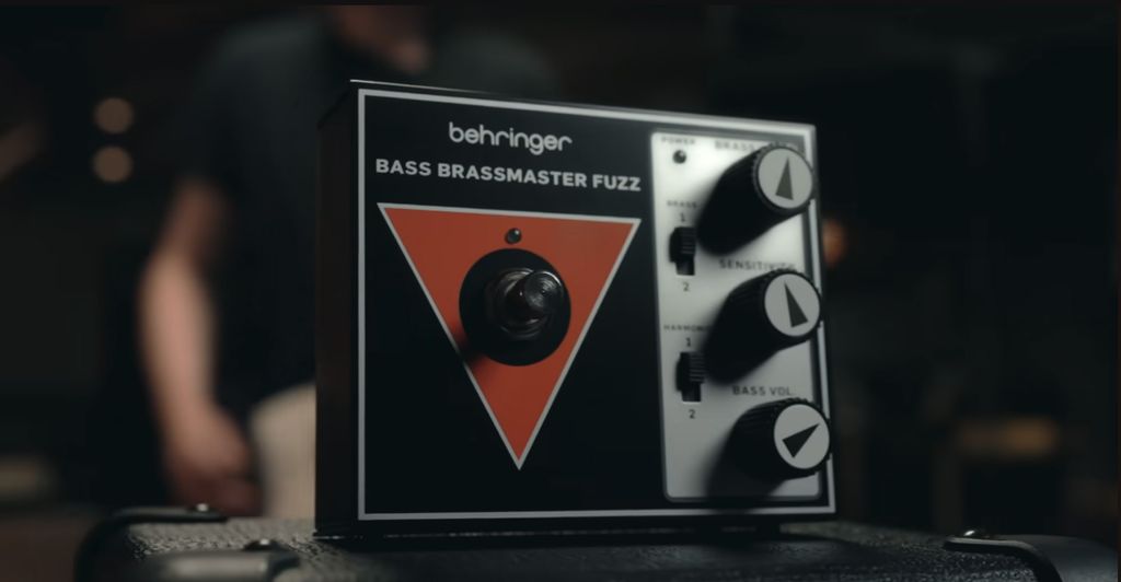 “A unique octave bass fuzz with a built-in, 2-voice ring modulator ...