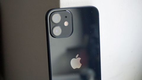 iPhone 12 mini vs iPhone SE (2020): Small phones, big differences ...