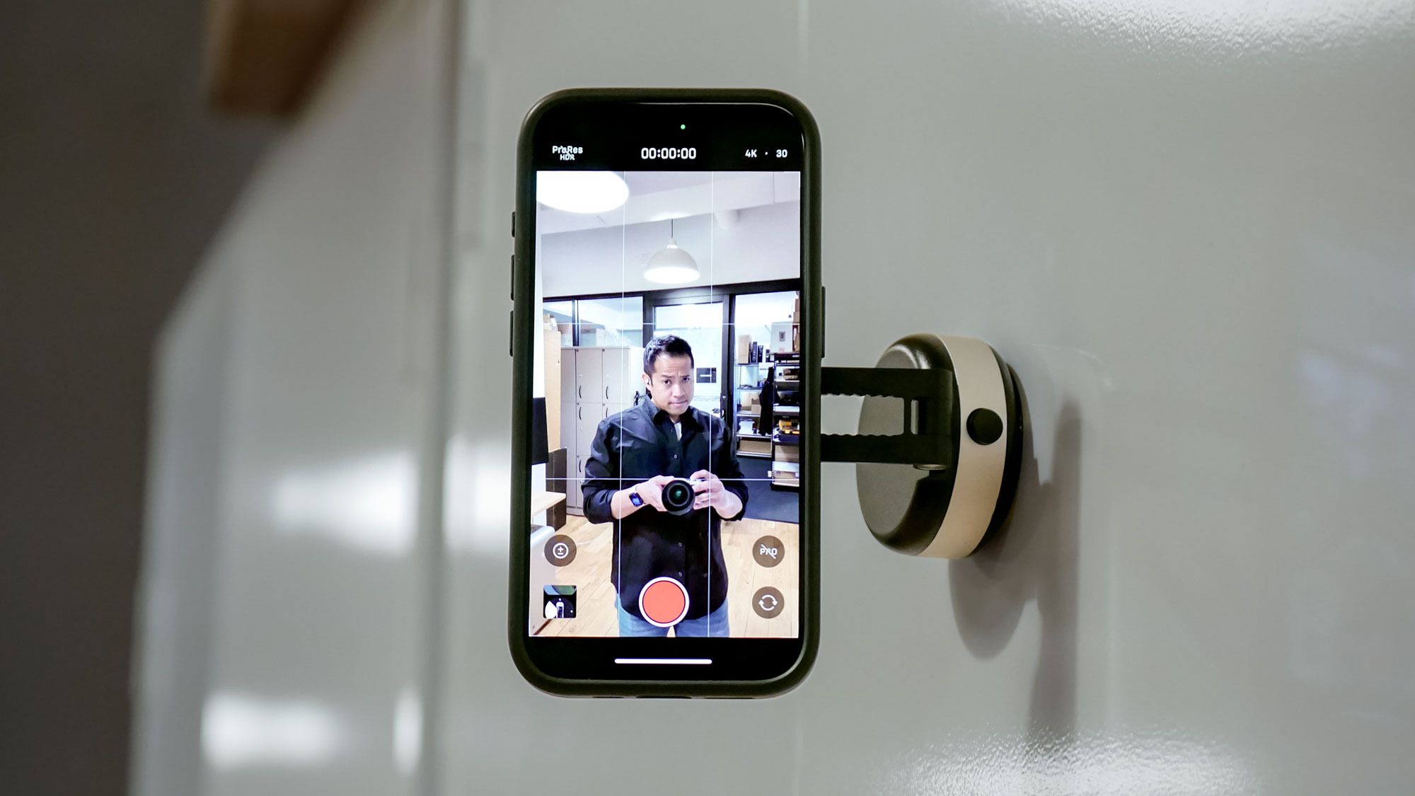 This suction mount is the best iPhone accessory I've tested in the last ...