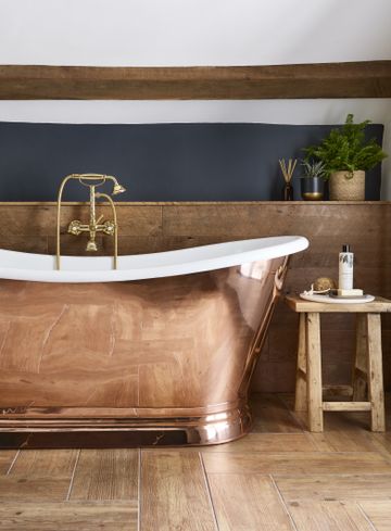 The pros and cons of coper bathtubs, explained | Livingetc