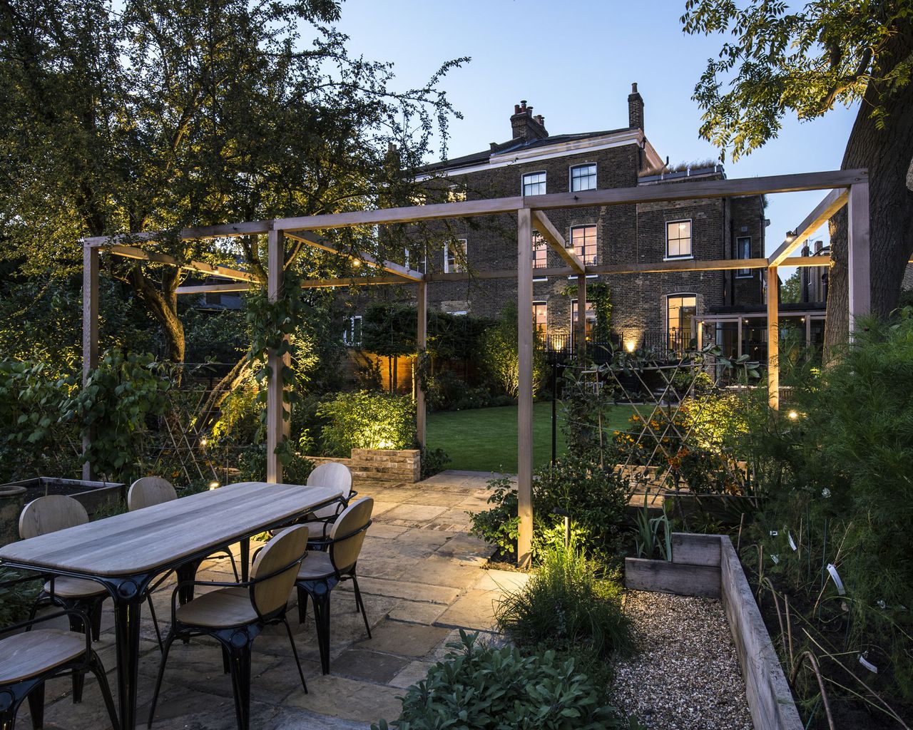 10 Pergola ideas from landscapers for urban backyards | Livingetc