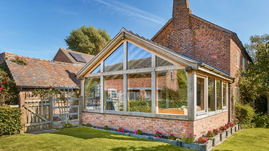 A complete guide to adding an oak frame conservatory | Homebuilding
