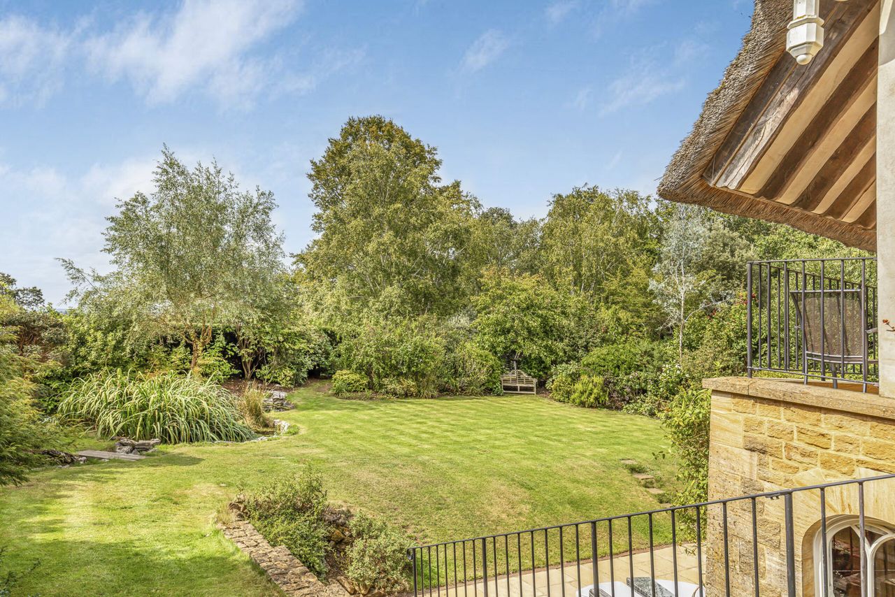 A hopelessly perfect country cottage that's hidden away in one of ...