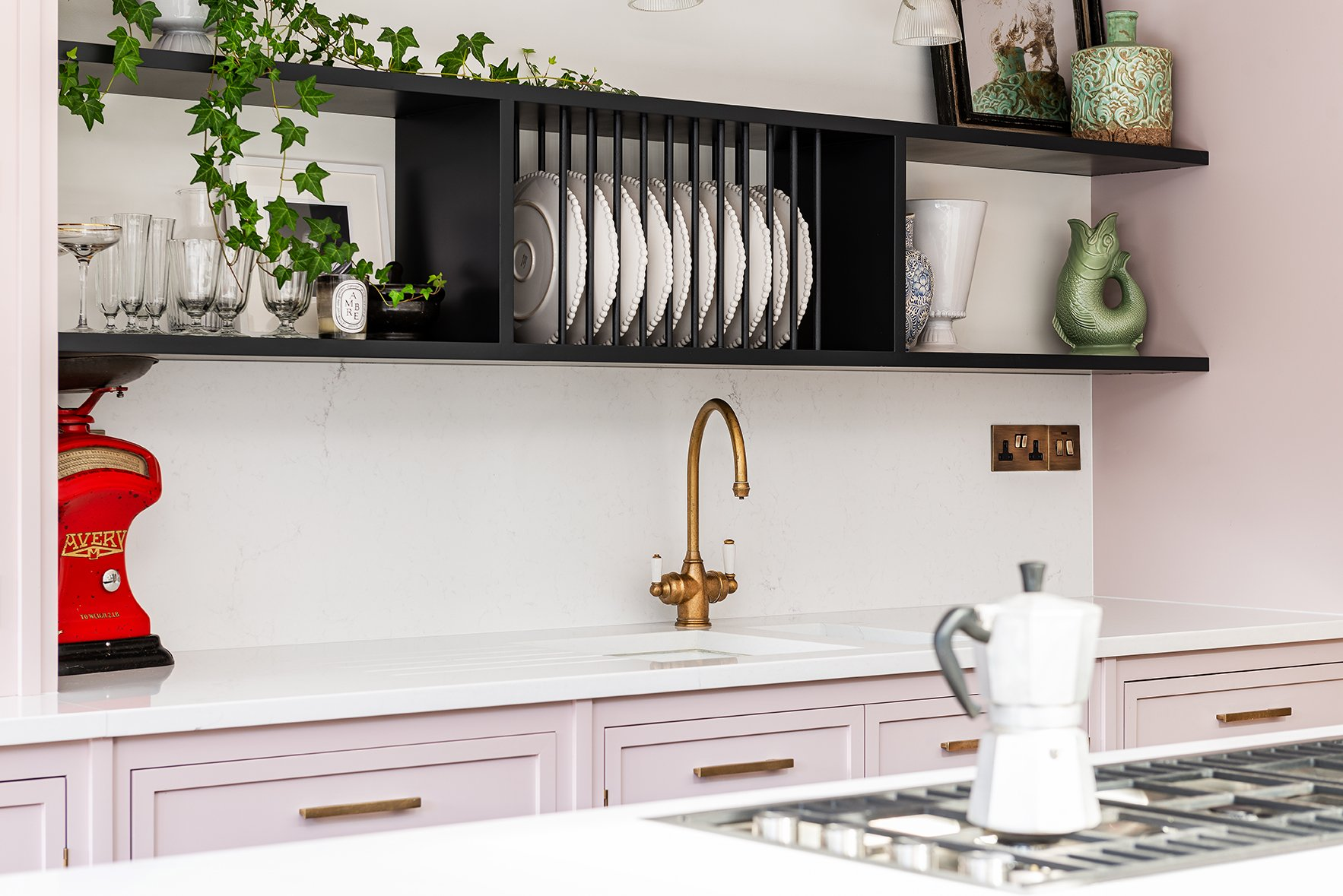 Are Open Plate Racks Replacing Kitchen Cabinets?