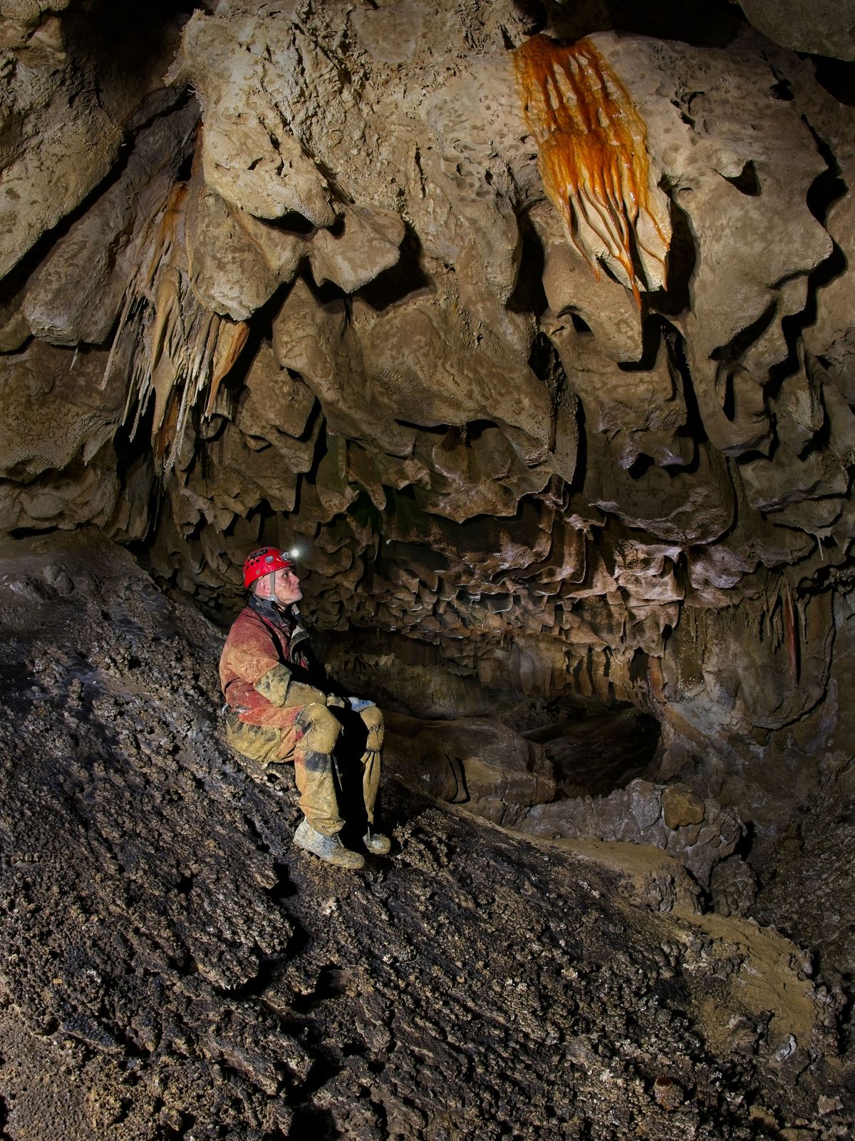 Caving photographer Sam Davis shines a light on his underground camera ...