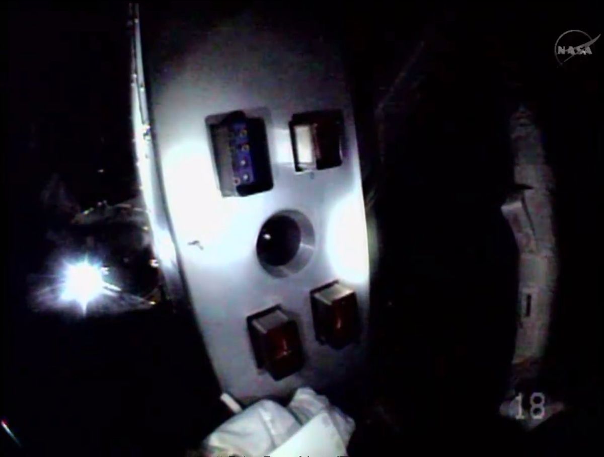 Spacewalk Photos: NASA Astronauts Work Outside Space Station (Oct. 15 ...