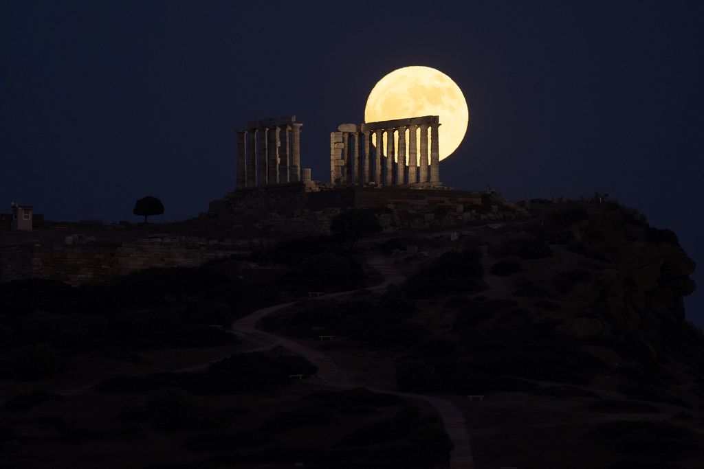Sweet Strawberry Moon, first full moon of summer, thrills stargazers ...
