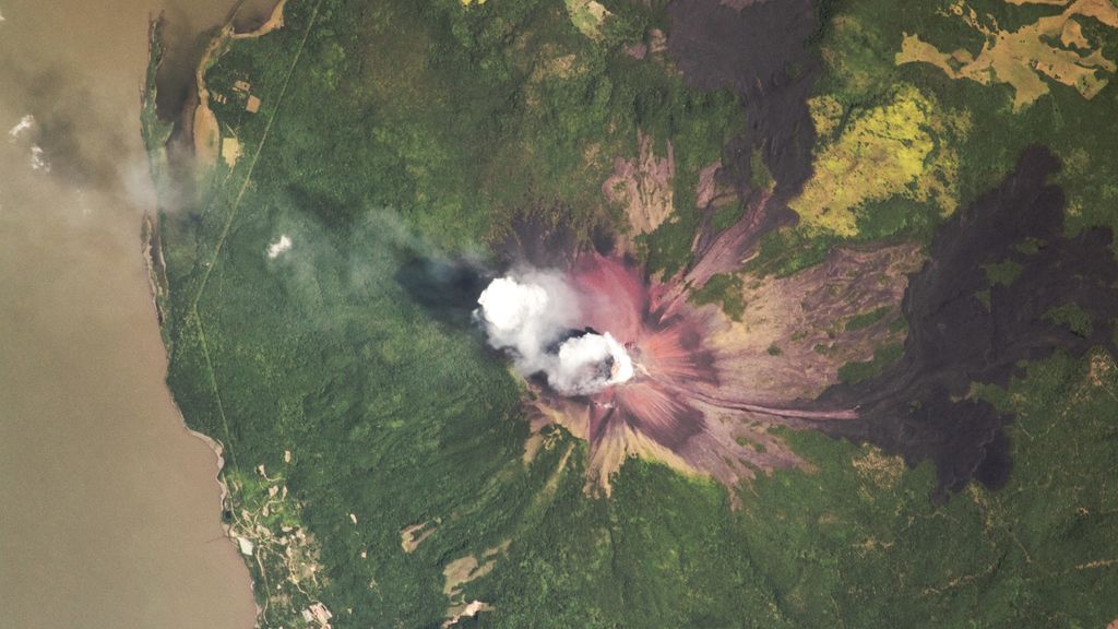 Earth from space: 'Smoking terror' volcano that destroyed city 400 ...