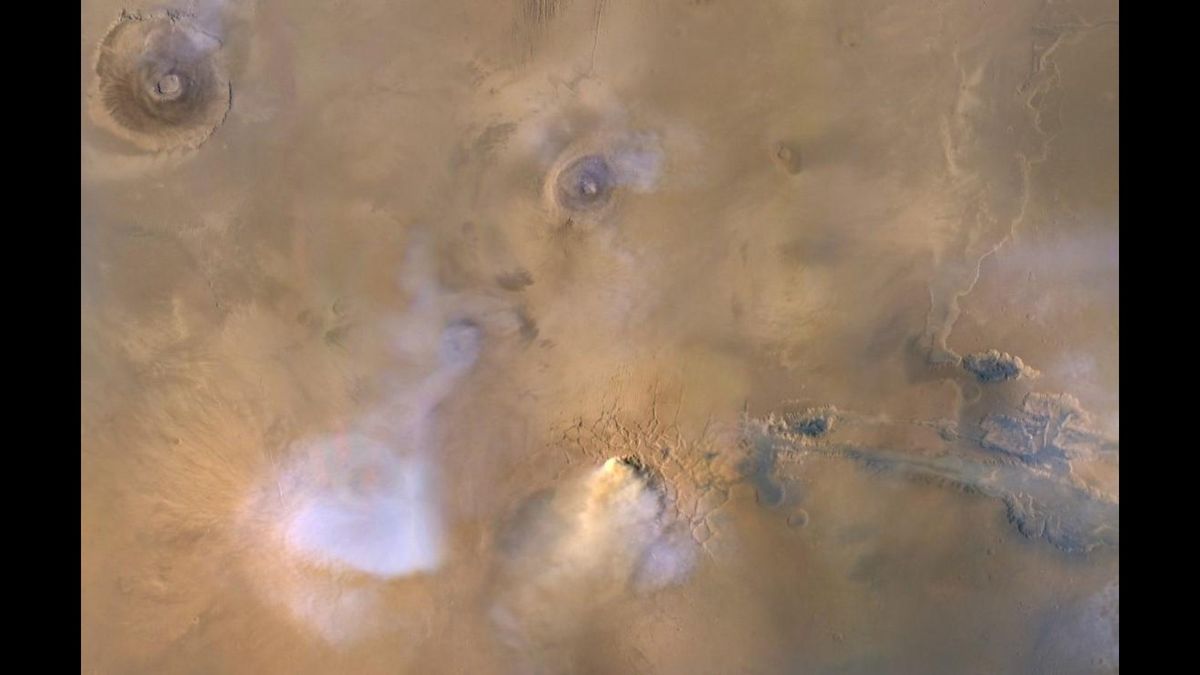 Dust devils on Mars may spark lightning — possibly threatening NASA's ...