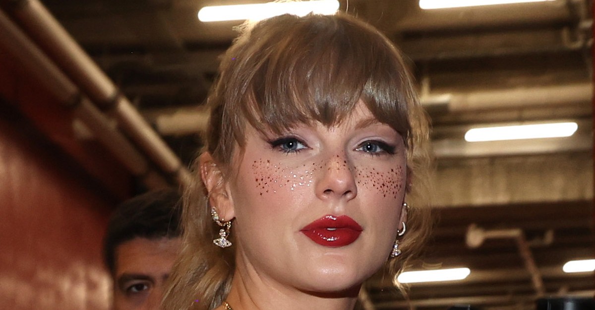 Glitter Freckles Are Trending—How To Pull Them Off Like A Pro | Who ...