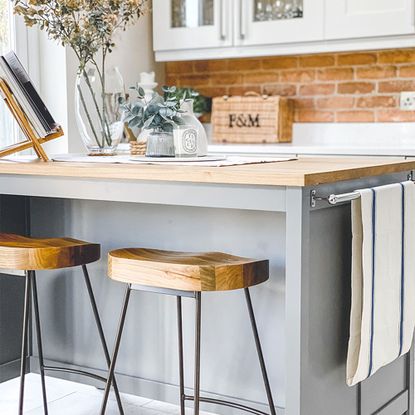 Kitchen island styling ideas and tips: simple ways to style | Ideal Home