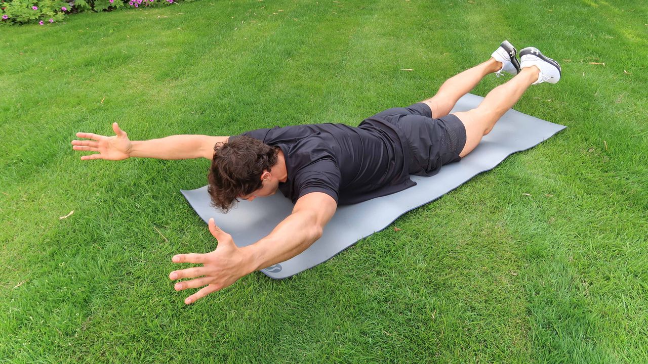 Get in V-shape with the best home workout for the back | T3