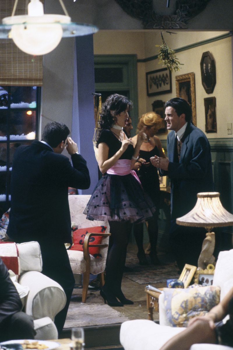 'Friends' Set Photos - Behind-the-Scenes 'Friends' Cast & Set Pictures ...