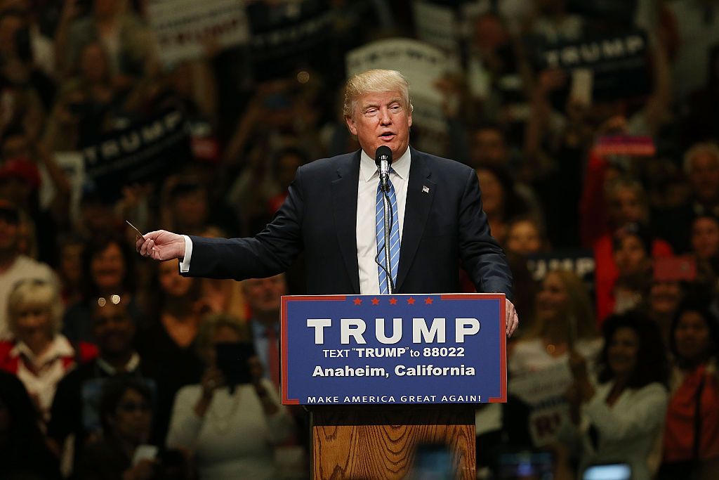 Fox News, CNN, and MSNBC all broadcast Trump's empty podium instead of ...