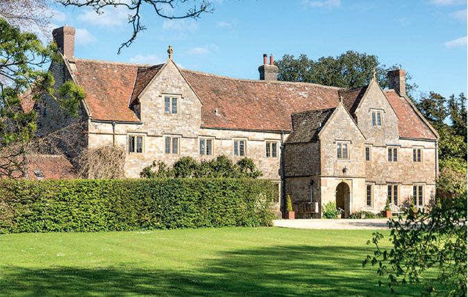 A glorious 17th century house with stables and paddock in the heart of ...