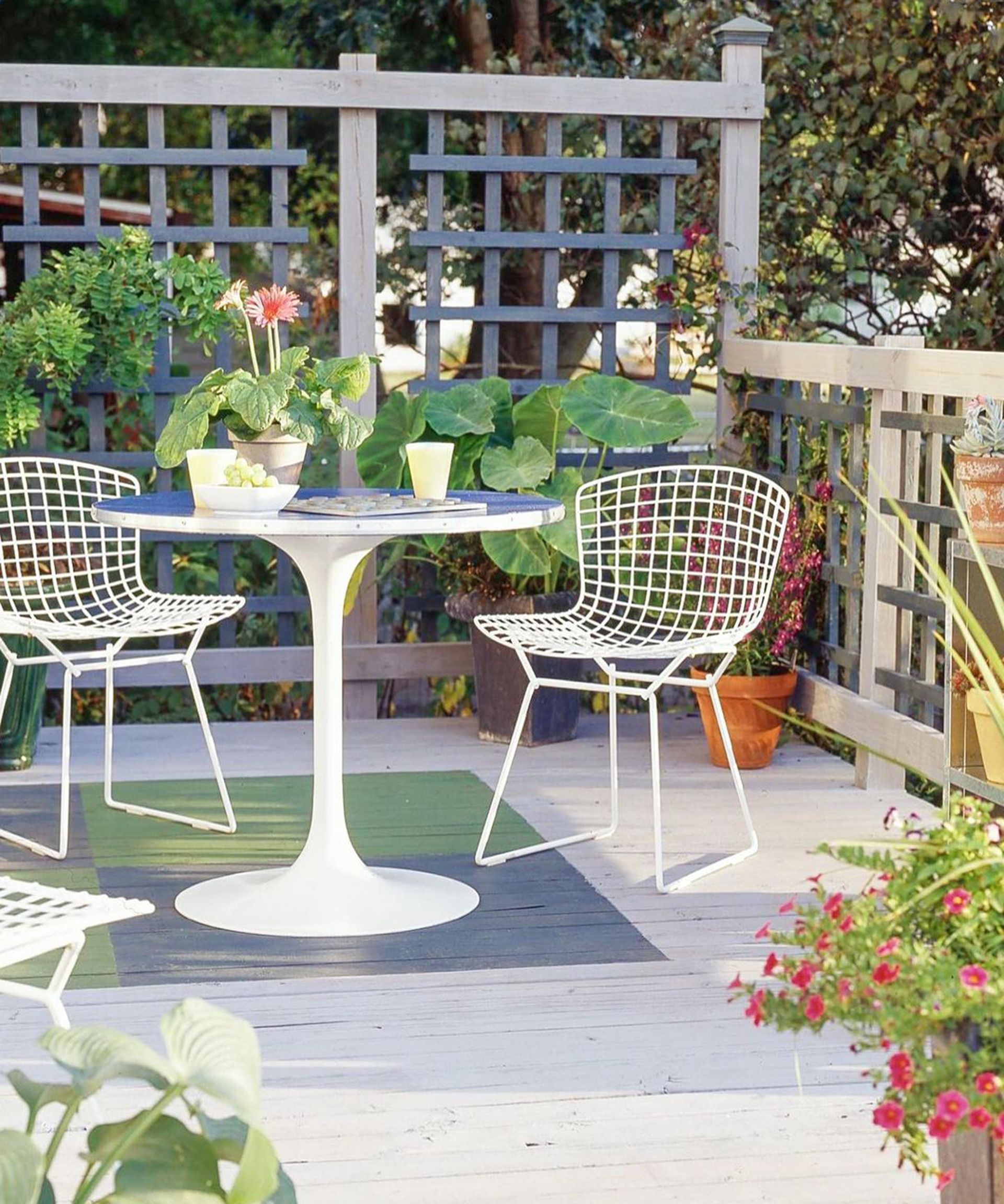 Small deck ideas: 31 budget decking designs for tiny gardens | Real Homes