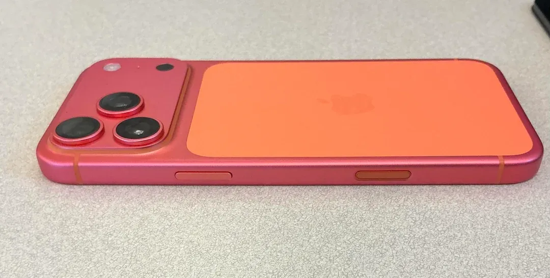 Ja, das iPhone 17 Pro kann sich von Cosmic Orange in Pink verfärben ...