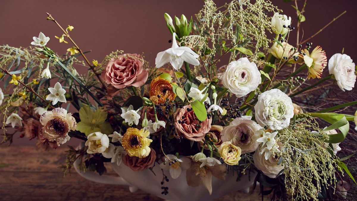 How to arrange flowers like a professional – in 7 easy steps | Homes ...