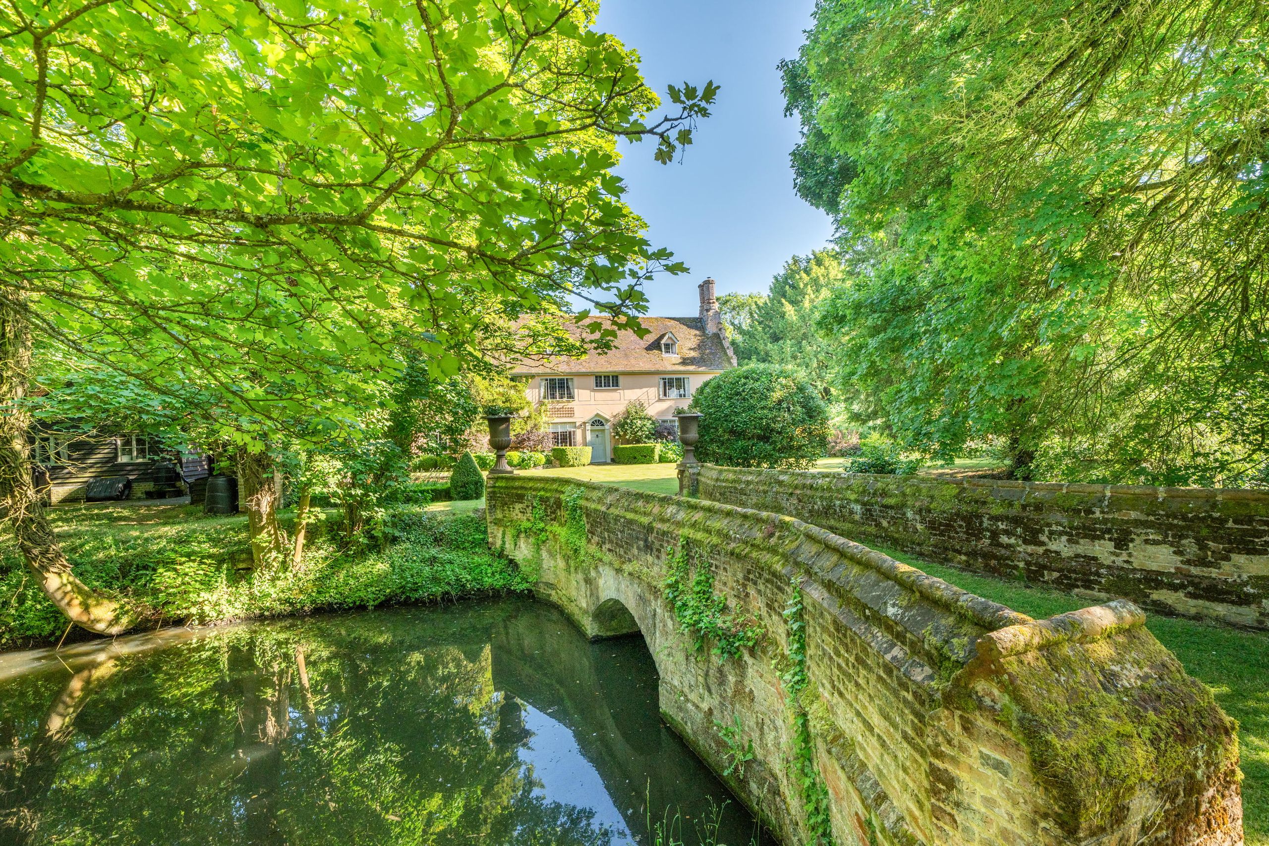 An ancient manor where a millennium of history and a medieval moat meet ...