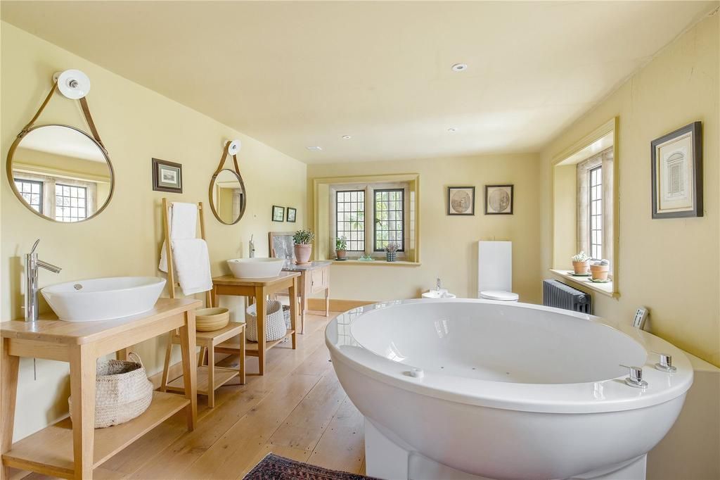 A medieval Manor house that was once a royal hunting lodge has come to ...