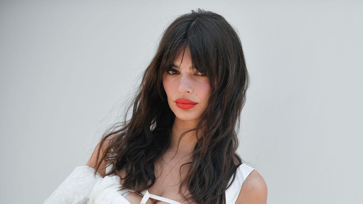 Emily Ratajkowski's living room embraces 'dopamine decor' | Homes and ...