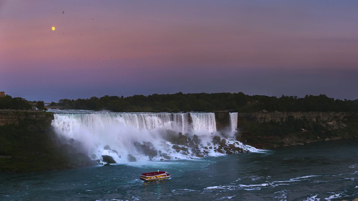 Golden Moon Rises in a Pink Sky Over Niagara Falls (Photo) | Space