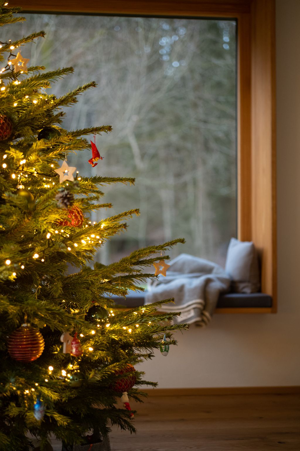 How to Store String Lights — 5 Foolproof Ways | Livingetc