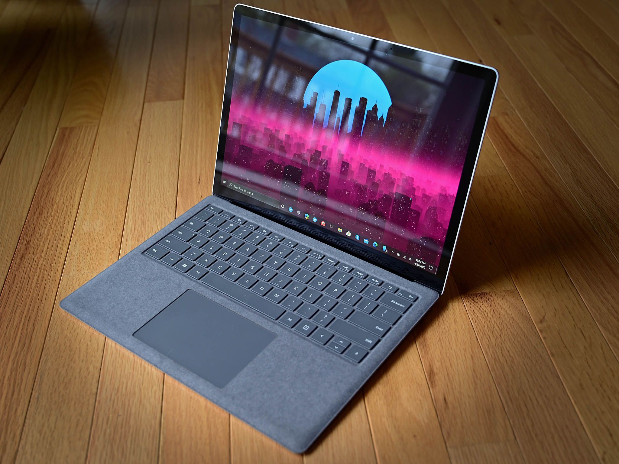 Microsoft needs to start using anti-reflective displays in Surface PCs ...