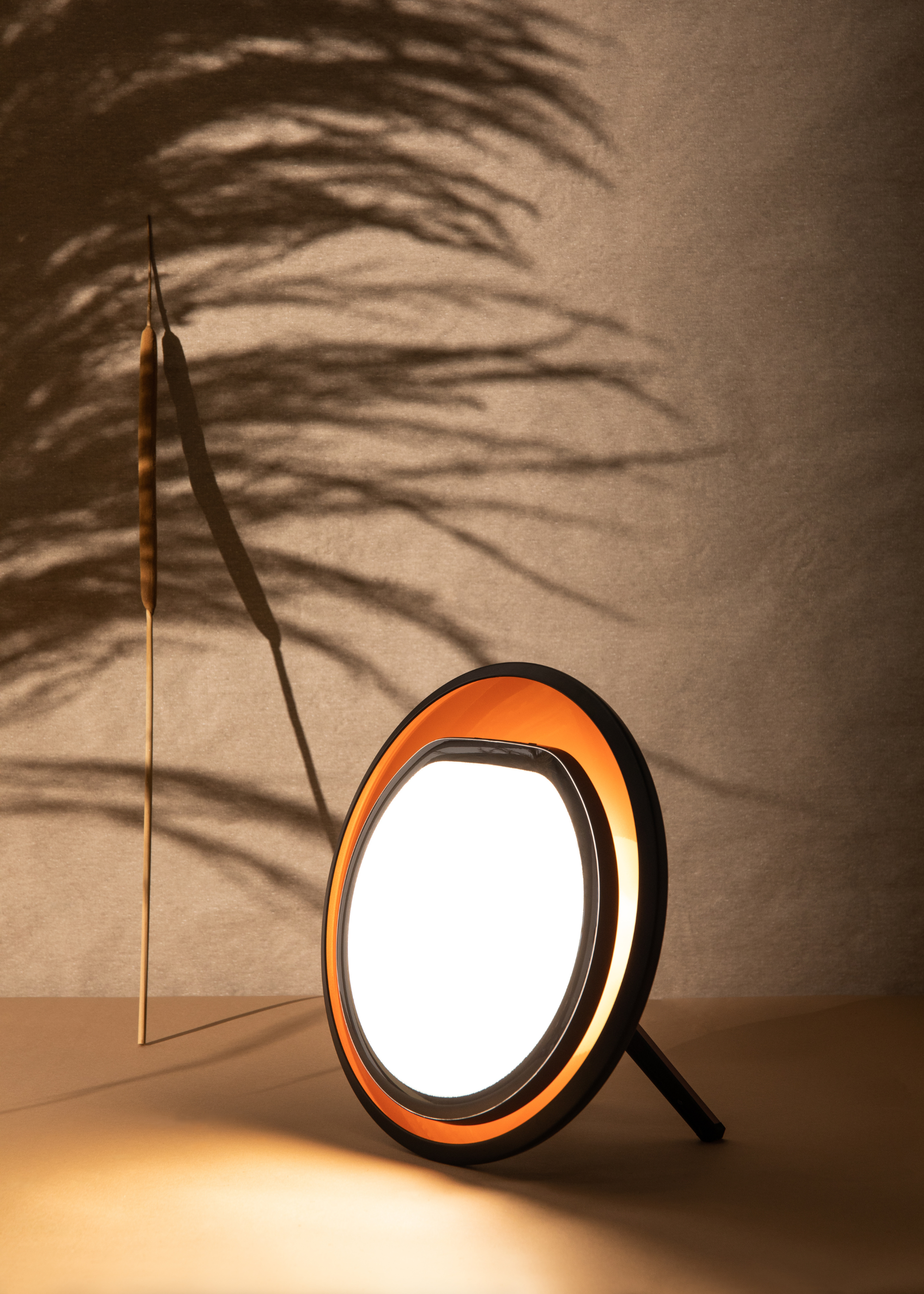 A Lamp Combining Cutting-Edge Light Therapy With Pure Style