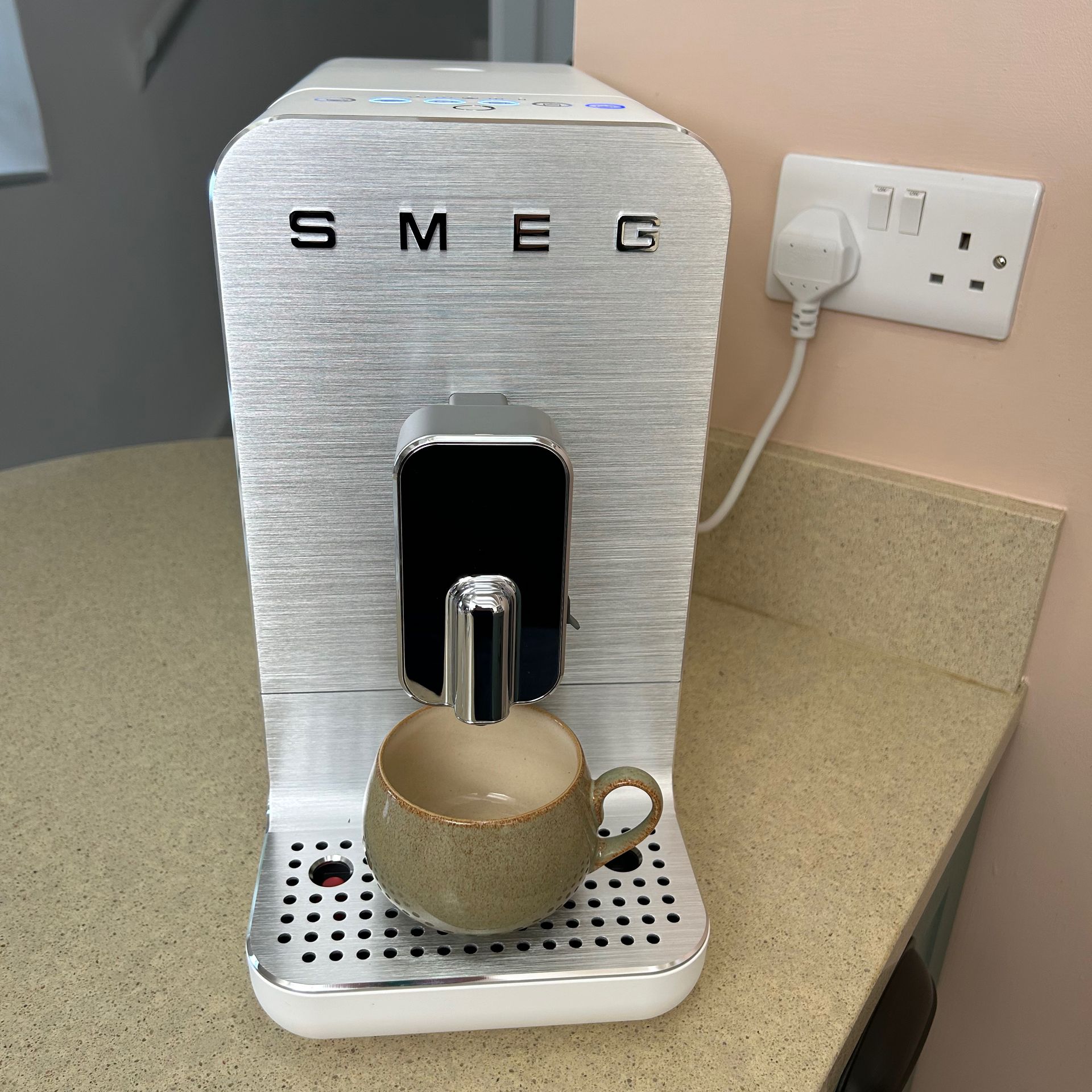 Smeg Bean to Cup Coffee Machine with Automatic Milk Frother review ...