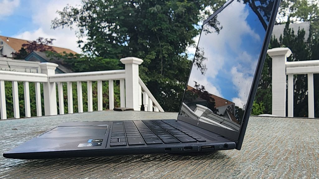 HP Dragonfly G4 review: the keyboard is *chef's kiss* | Laptop Mag