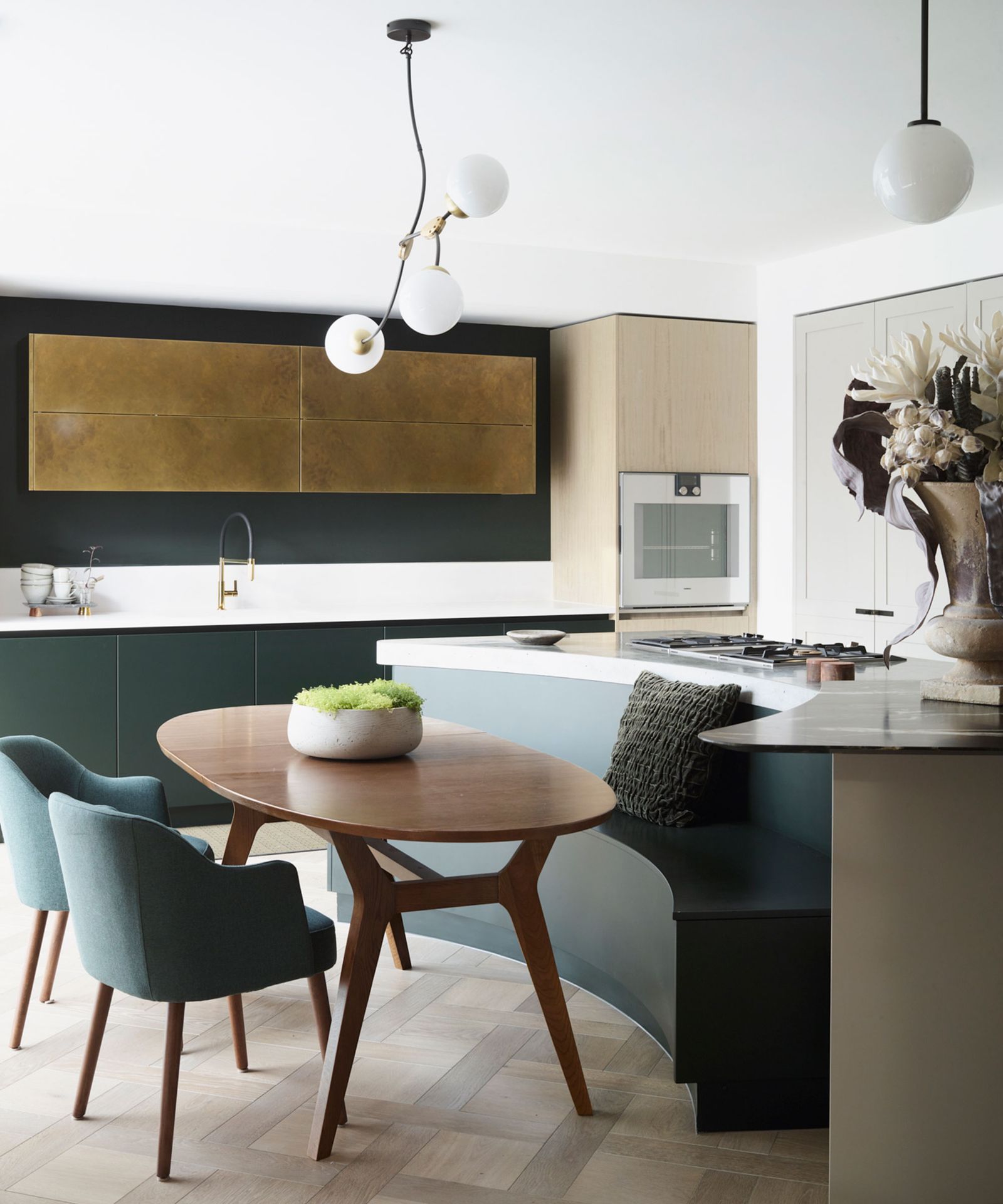 Curved kitchen island ideas: 8 beautiful designs | Homes and Gardens