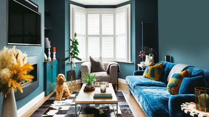 Dramatic decor and a fabulous outdoor kitchen make this the perfect ...